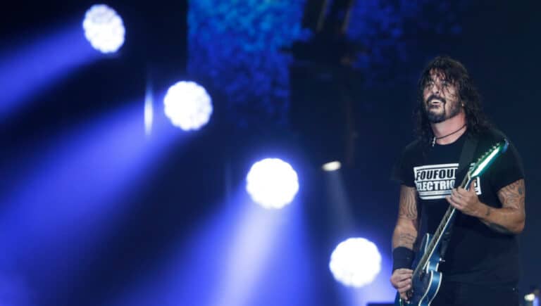 What Guitar Does Dave Grohl Play? (Complete Overview) | InstrumentGuys